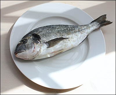 Oppskrift - Dorade - Dorade med ristede pinjekjerner og sprø grønnsaker